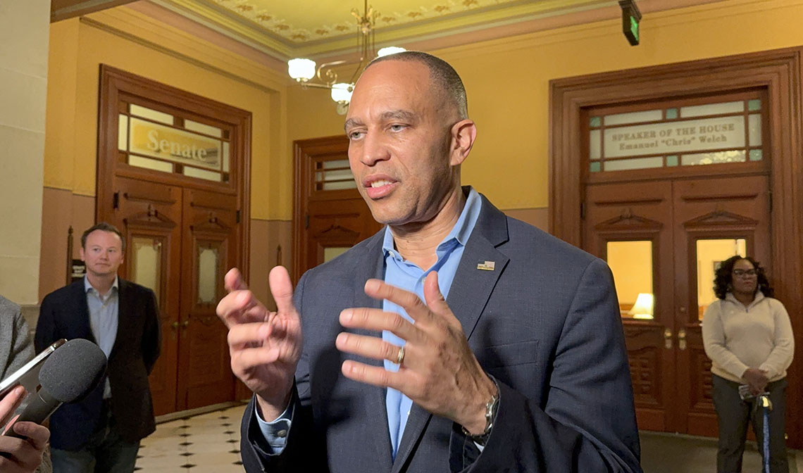 U.S. House Minority Leader Jeffries accelerates Illinois redistricting ...
